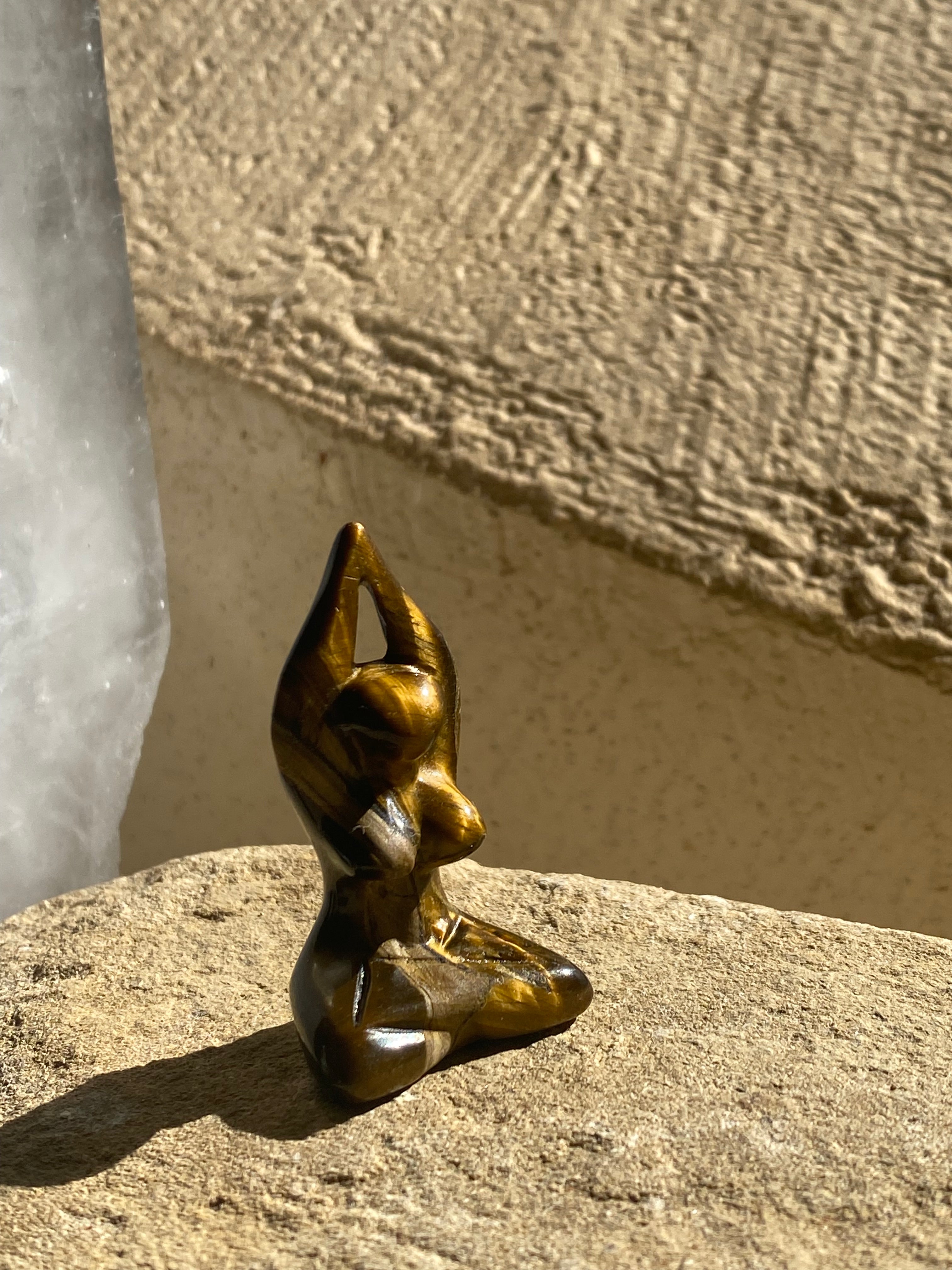Tiger’s Eye Yogi Goddess Carving – Crystal en Provence